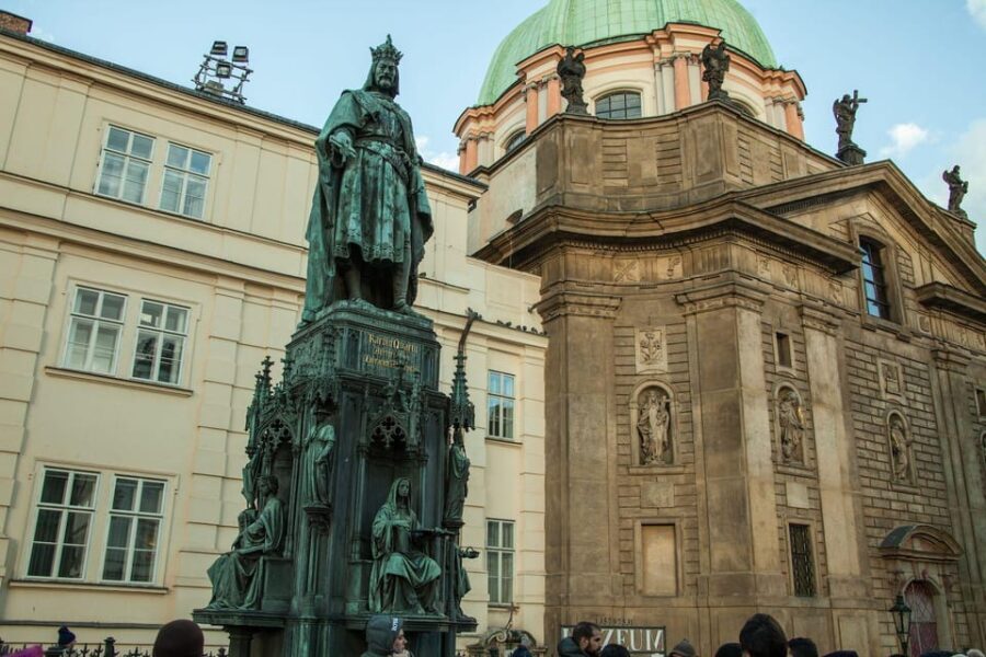 Prague: Prague Castle & Charles Bridge  guided tour in German - Crossing Charles Bridge