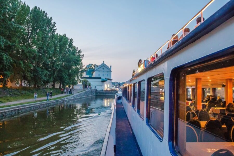 Prague: Sightseeing Boat Cruise with Buffet Dinner - The Buffet Dinner: What to Expect