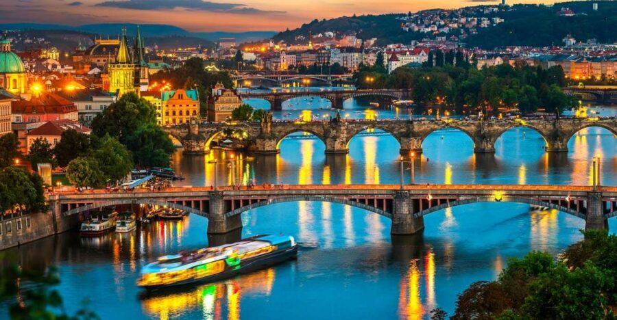 Prague: Vltava River Night Cruise with Buffet - The Food: Czech and International Cuisine