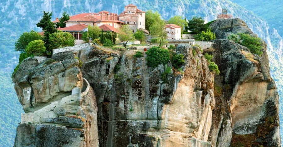 Private 2-Day Tour to Delphi & Meteora from Athens - Arachova: Greece’s Mountain Charm