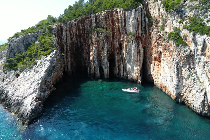 Private boat tour of Red rocks & Pakleni islands - Key Points