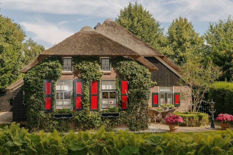 Private Day Trip to Giethoorn and the Afsluitdijk - Authenticity and Practical Value