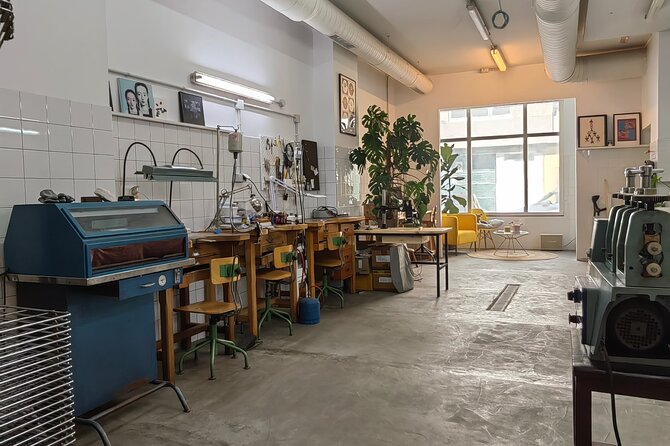 Private Initiation Workshops to Jewelry in Coruña - Setting the Scene: Location and Accessibility