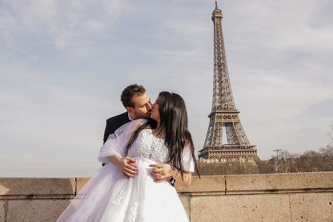 Private Souvenir Photo Session at the Eiffel Tower - What Makes It Stand Out?