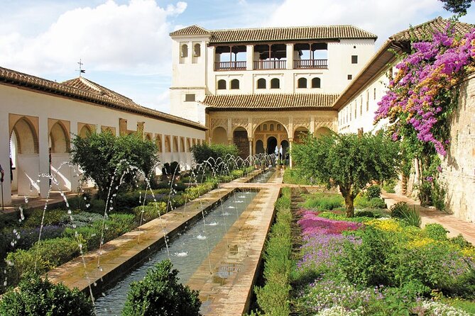Private Tour of the Alhambra to travel back in time. NO TICKETS - Key Points