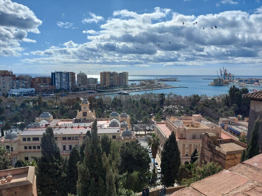 Private walking tour: Cathedral, Alcazaba and Roman Theatre - FAQ