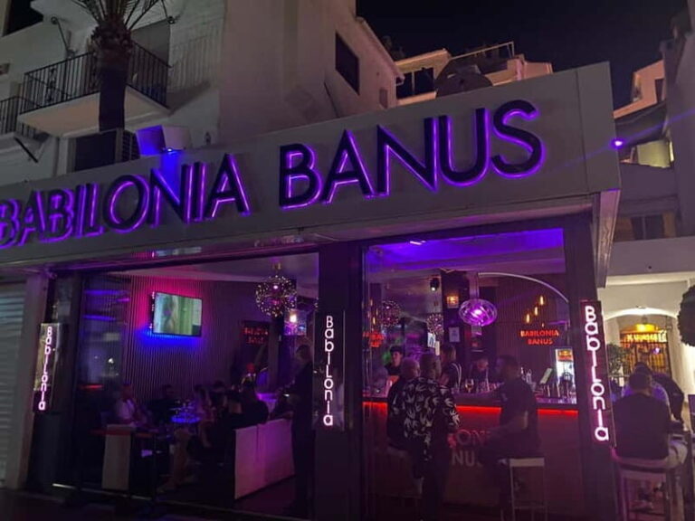 Puerto Banús: Private Nightclub Tour with 3 Clubs, 1 Drink, and Transportation - The First Stop: La Sala and its Unique Vibe