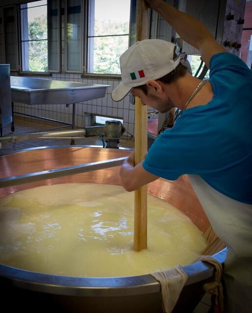 Reggio Emilia: Parmigiano Reggiano & Balsamic Vinegar Tour - Detailed Breakdown of the Itinerary