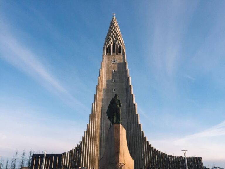 Reykjavik: Express Walk with a Local in 60 minutes - Discovering Reykjavik in 60 Minutes: What You Can Expect