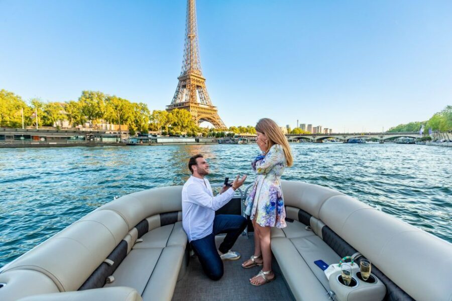 Romantic photo shooting on a private boat in Paris - The Sum Up