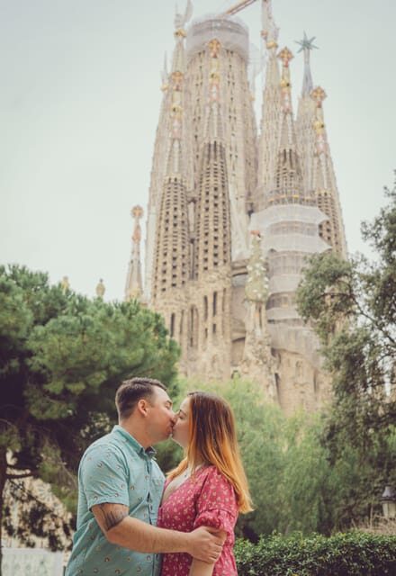 Romantic Photoshoot Experience for Couples in Barcelona - What’s Included and What’s Not