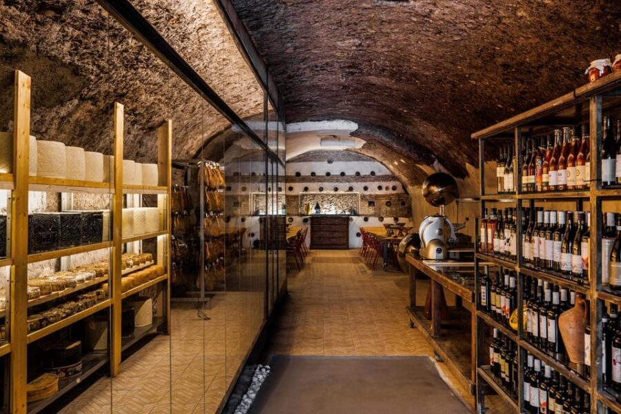Rome: Taste in Testaccio gastronomic rarities in an aging cave - Key Points