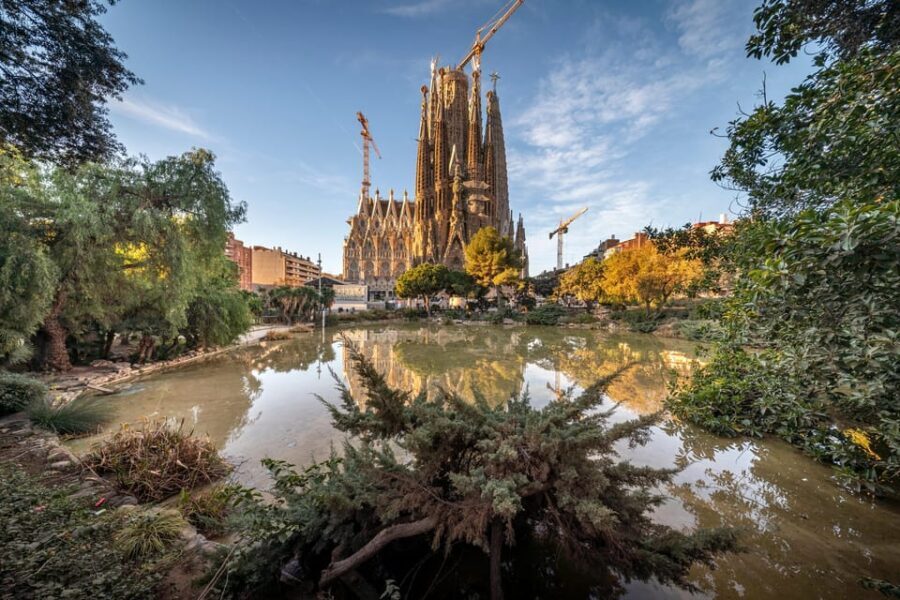 Sagrada Familia Tour with Express Entry and Local Guide - Breaking Down the Itinerary