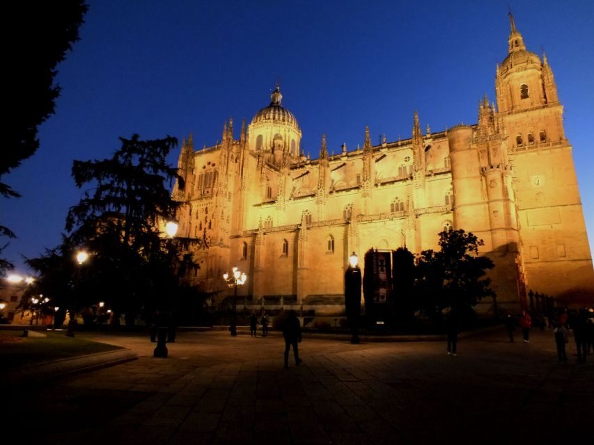 Salamanca: Local Legends Evening Walking Tour in Spanish - Exploring Hidden Courtyards and Palaces