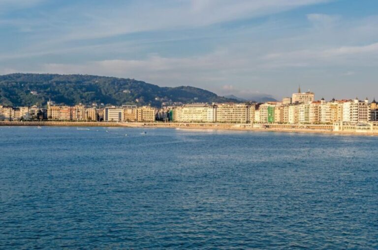 San Sebastian: Express Walk with a Local in 60 minutes - Detailed Breakdown of the Itinerary