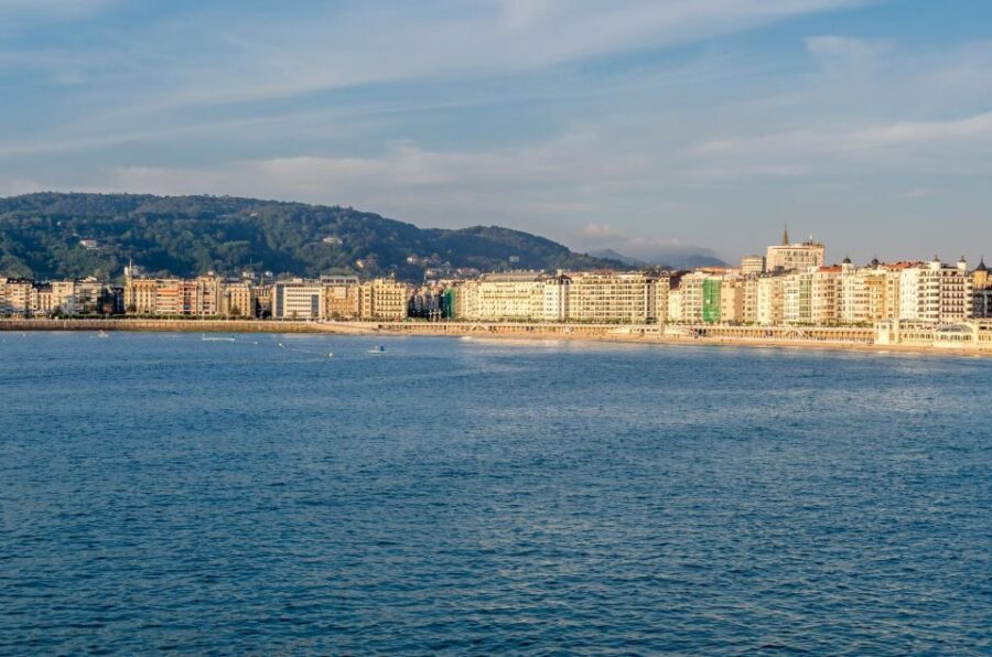 San Sebastian: Express Walk with a Local in 60 minutes - Detailed Breakdown of the Itinerary