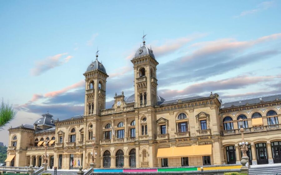 San Sebastian: Insta-Perfect Walk with a Local - What to Expect: A Mix of Sightseeing and Social Media Gold