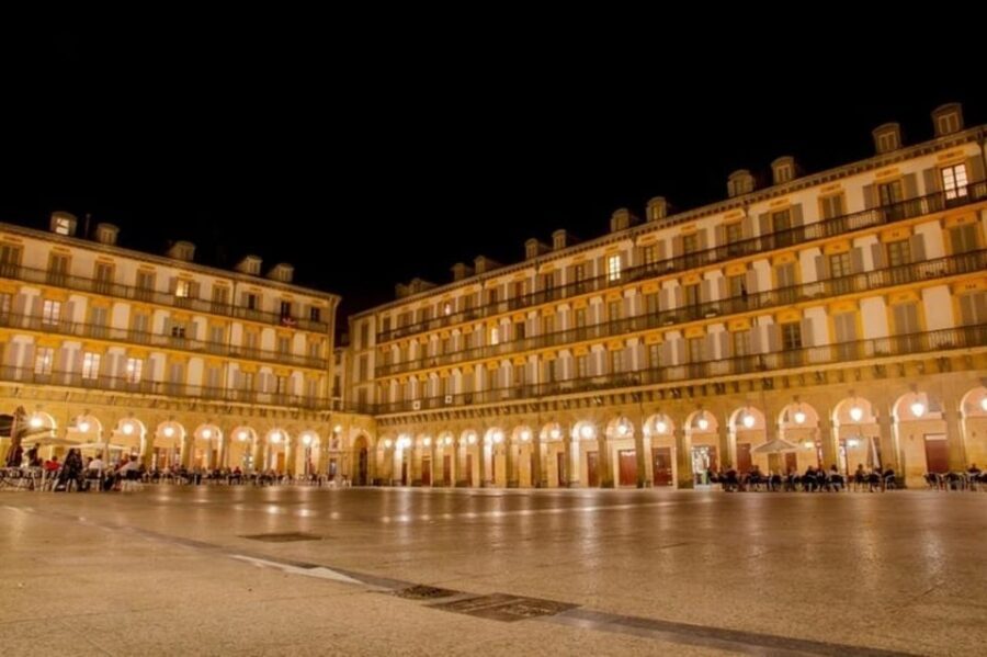 San Sebastian : Must-See Attractions Walking Tour - Deep Dive into the Itinerary