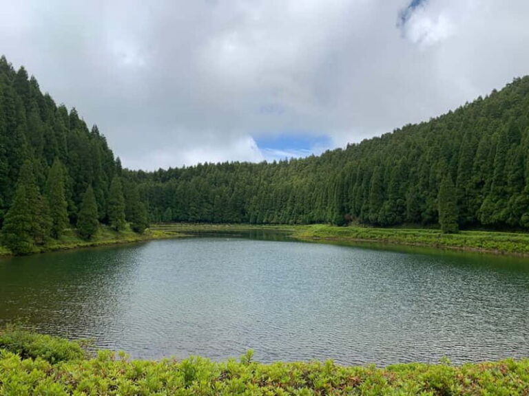 São Miguel: Sete Cidades Hiking, Picnic & Swim in Mosteiros - Hiking through Volcanic Landscapes