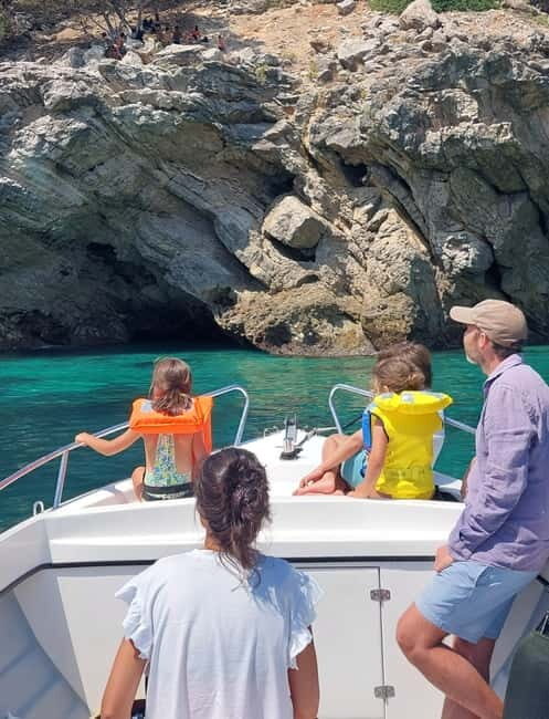 Sesimbra: Private boat trip in the Arrábida Natural Park. - What does the tour include, and how does that add value?