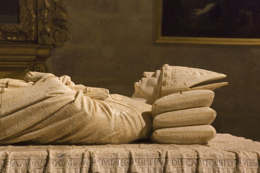 Seville: Cathedral & Giralda Guided Tour with Entry Tickets - A Closer Look at the Tour Experience