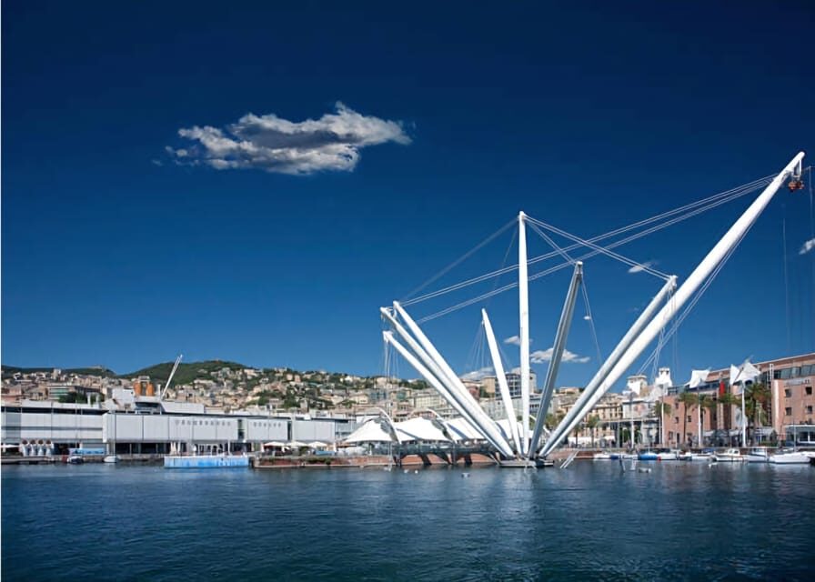 Smart guiding around a city with unique features. - The Genoa experience: walking through history and modernity