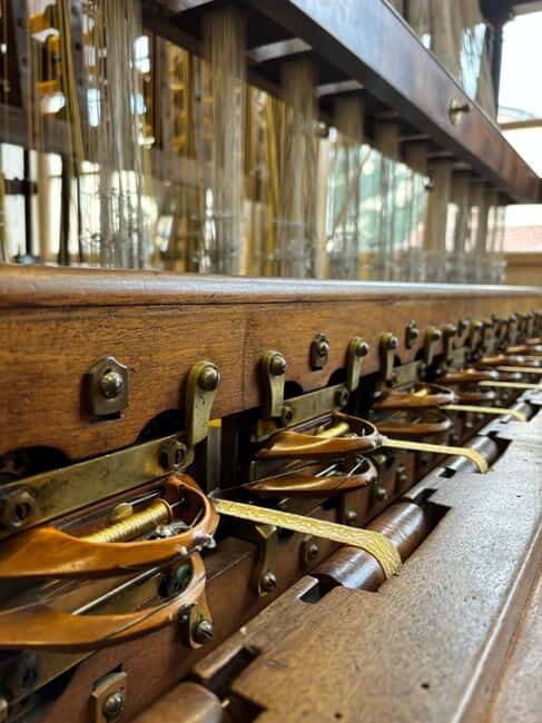 Soierie Vivante's weaving workshops : tours and demos - What’s the Value?