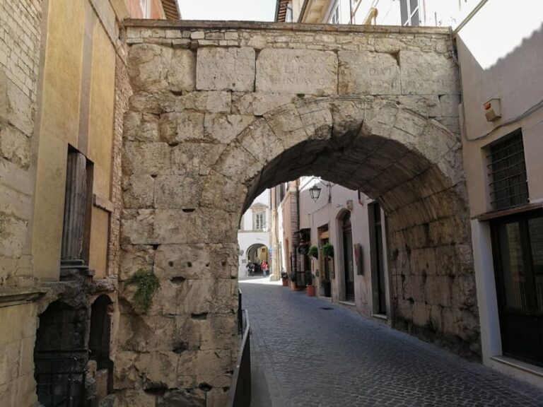Spoleto: Old Town Guided Walking Tour - Exploring Piazza Duomo and Santa Maria Assunta