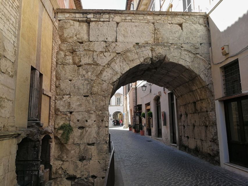 Spoleto: Old Town Guided Walking Tour - Exploring Piazza Duomo and Santa Maria Assunta