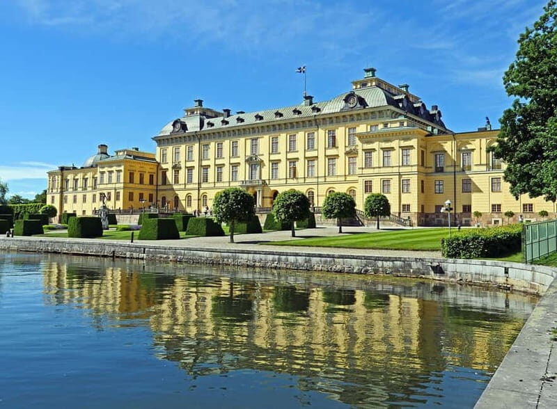 Stockholm: Old Town Walking Tour and Hop-on Hop-off Bus Tour - The Hop-On, Hop-Off Bus: Flexibility Meets Convenience