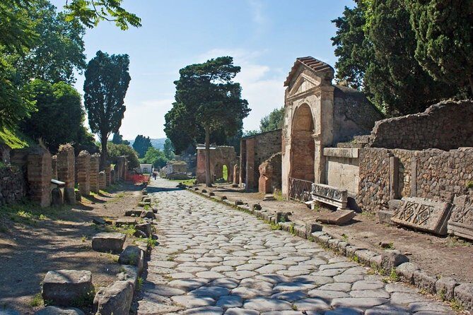 Stories of Pompeii: Small Group tour with archeology expert guide - Detailed Breakdown of the Itinerary