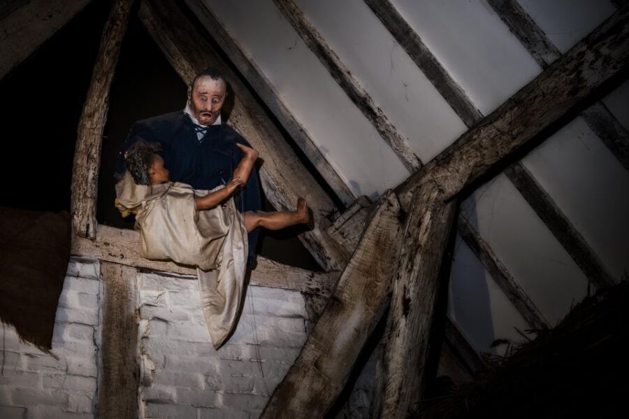 Stratford-upon-Avon: Lantern-Lit Ghost Tour at Tudor World - The Guided Narration and The Guides
