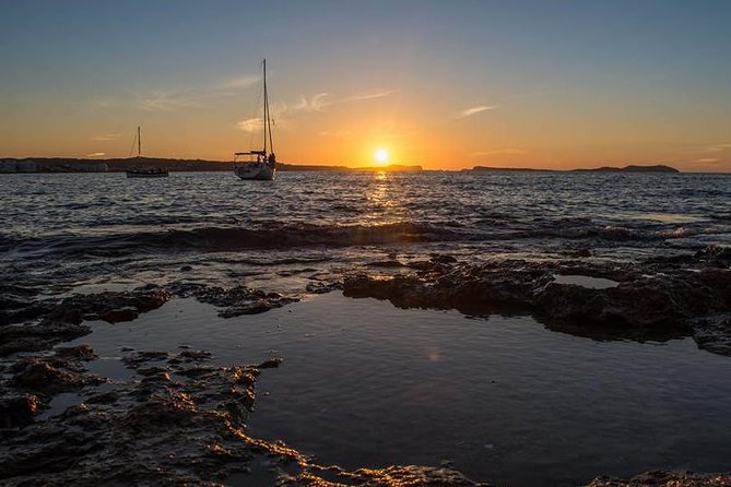 Sunset Catamaran Expedition in front of Cafe Mambo - Key Points