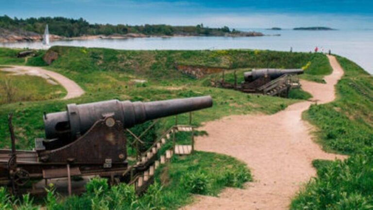 Suomenlinna: Guided Walking Tour with an Authorized Guide - The Experience: In-Depth Look at Suomenlinna