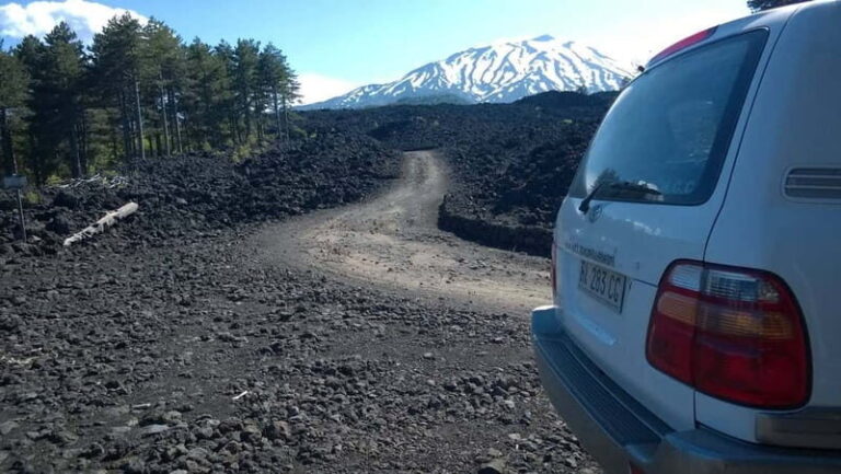 Taormina: Etna off-road 4x4 - Transportation and Group Size