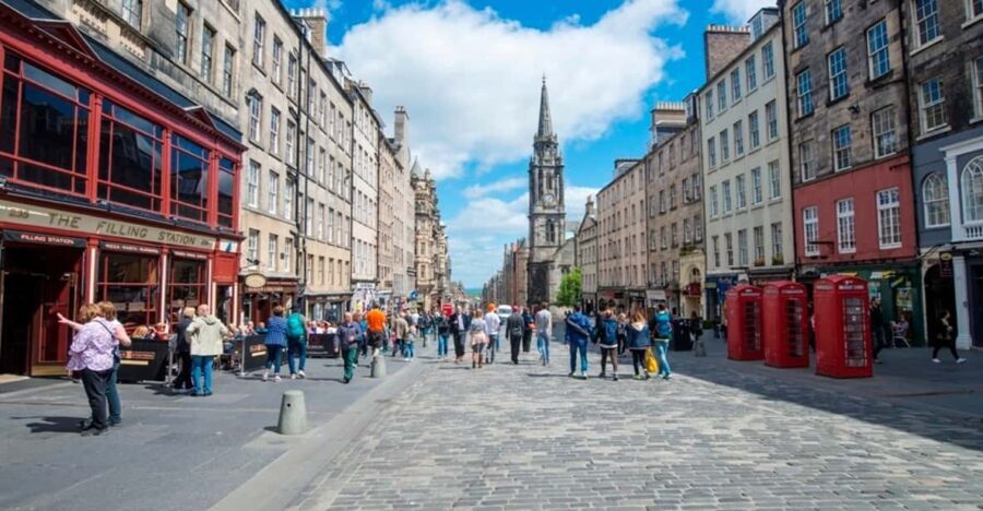The essential of Edinburgh in French - Walking Through Old Town and the Medieval Past