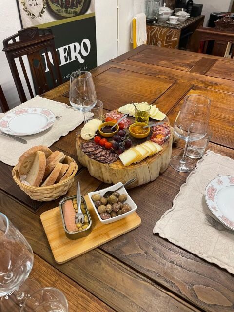 The Grand Finale Food Tour - Food and Drink: A Tasty Finale