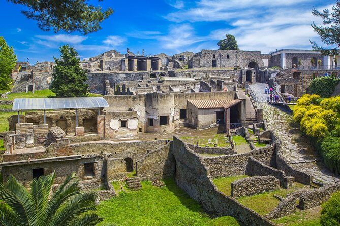 The great beauty of ancient Pompeii told by a local guide / archaeologist - Walking Through Pompeii’s Timeless Streets