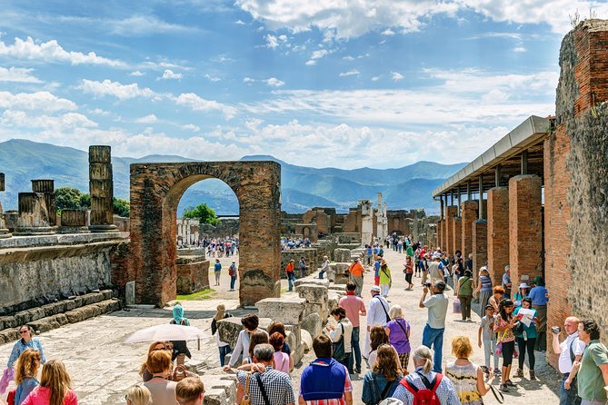 The real life in the old Pompeii tour with Archaelogical Guide All Inclusive - Exploring Pompeii with an Expert Guide