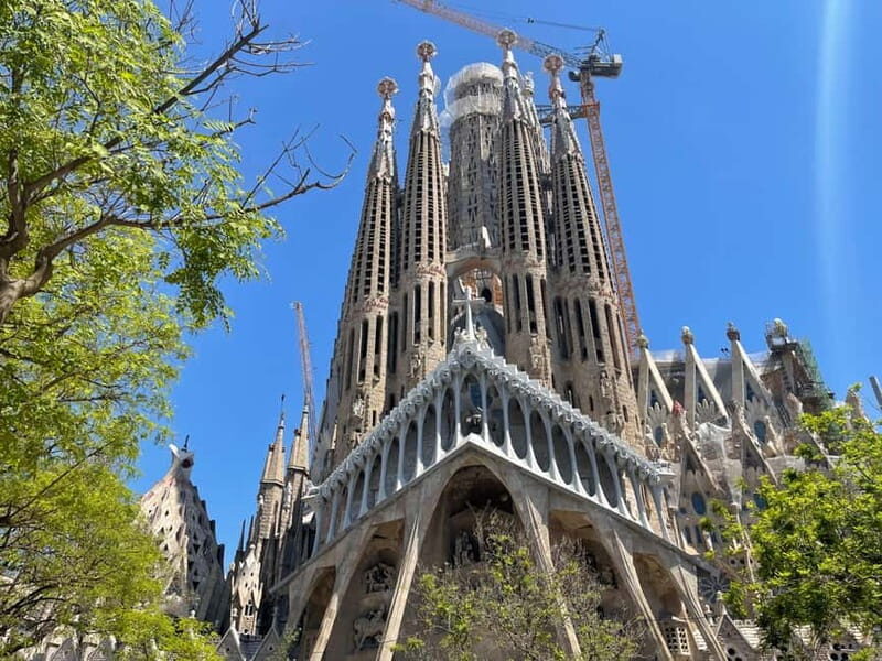 The Sacred Vision: Sagrada Família Guided Experience - An In-Depth Look at the Sacred Vision Tour