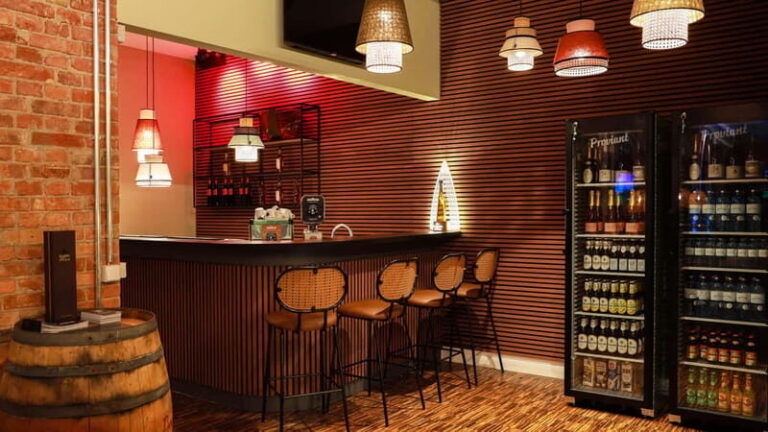 The Ultimate Berlin Golf Bar for Groups, Games & Good Times - What You Can Expect at EvoGolf