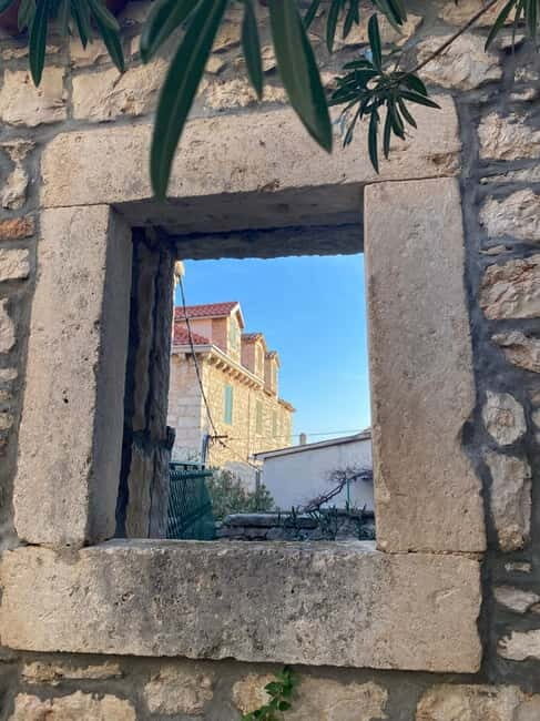 Tisno: Tour of the town with churches and palaces - The Experience of a Guided Tour