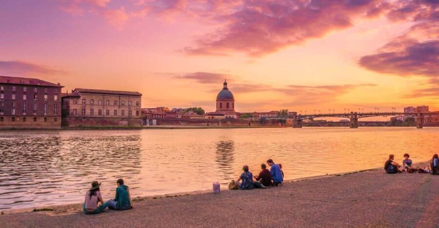 Toulouse: Express Walk with a Local in 60 minutes - Walking Through Toulouse’s Landmarks