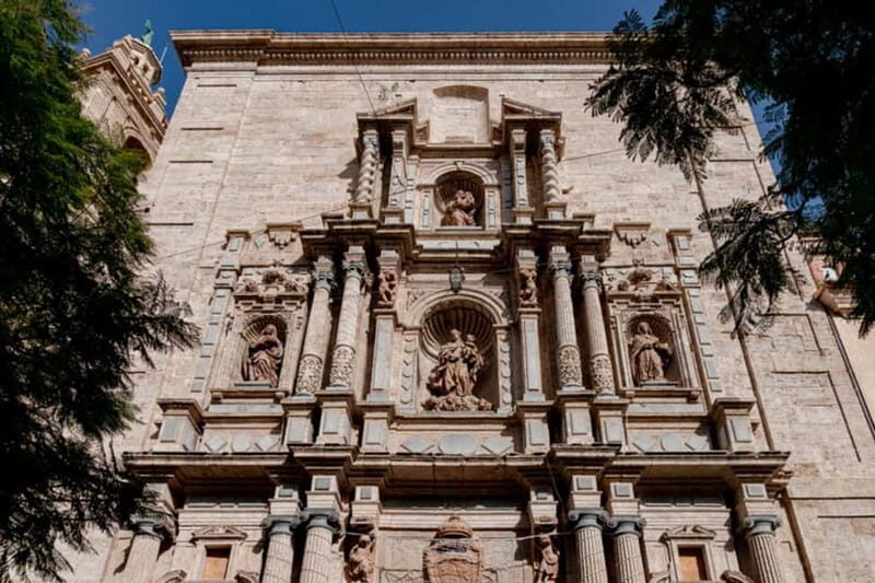 Tour of the popular neighborhood of El Carmen - The Value of This Experience
