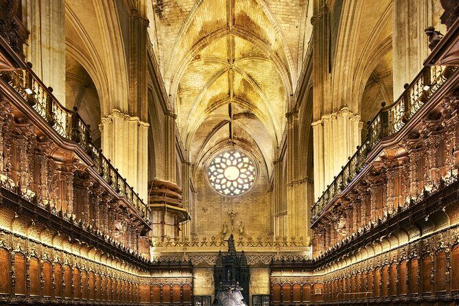 Tour to the Cathedral and the Giralda with Admission Included in Seville - The Guided Experience: Knowledgeable Guides and Genuine Enthusiasm