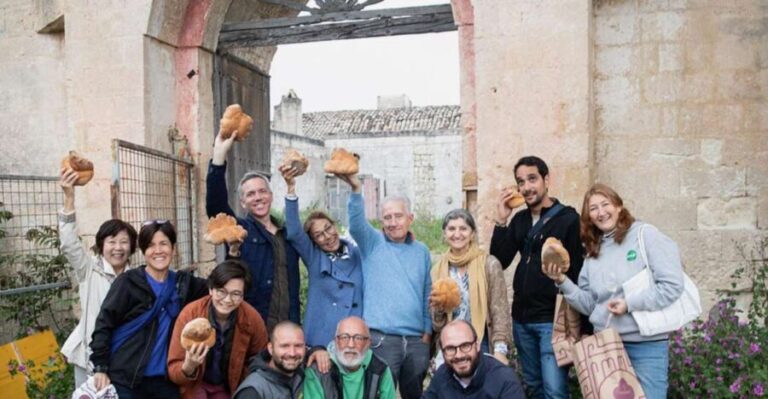 Tour tra i Templi dell'Olio e gli Olivi Patriarchi - Inside the Cave: A Glimpse into Rural Life