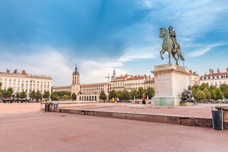 Tour with an Actor-Guide: The Revolution and the End of Lyon - A Close-Up Look at the Tour Experience