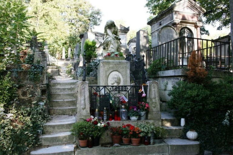 Tour with local guide in Italian of the Père Lachaise cemetery - Why It’s a Great Choice