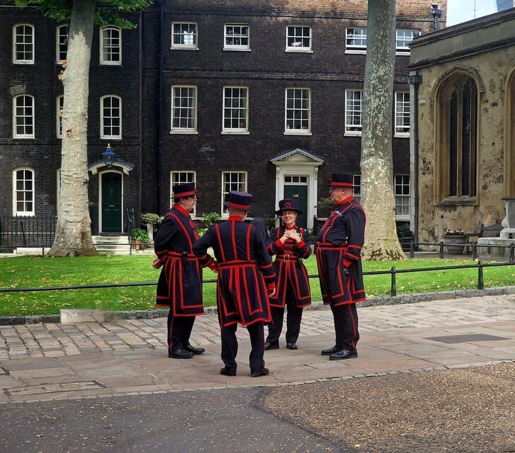 Tower of London Crown Jewels and English Royal History Tour - Exploring the Tower’s Historic Rooms