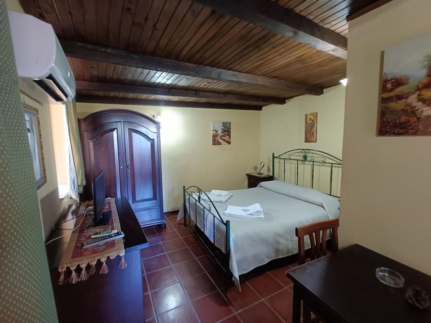 Trekking,room,tastings,dinner - Key Points